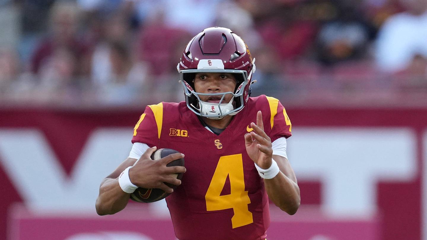 USC Trojans Quarterback Husan Longstreet Shines in Collegiate Debut