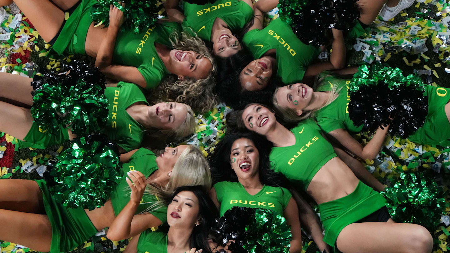 Oregon Ducks Fans Color To Wear vs. Northwestern For First Road Test