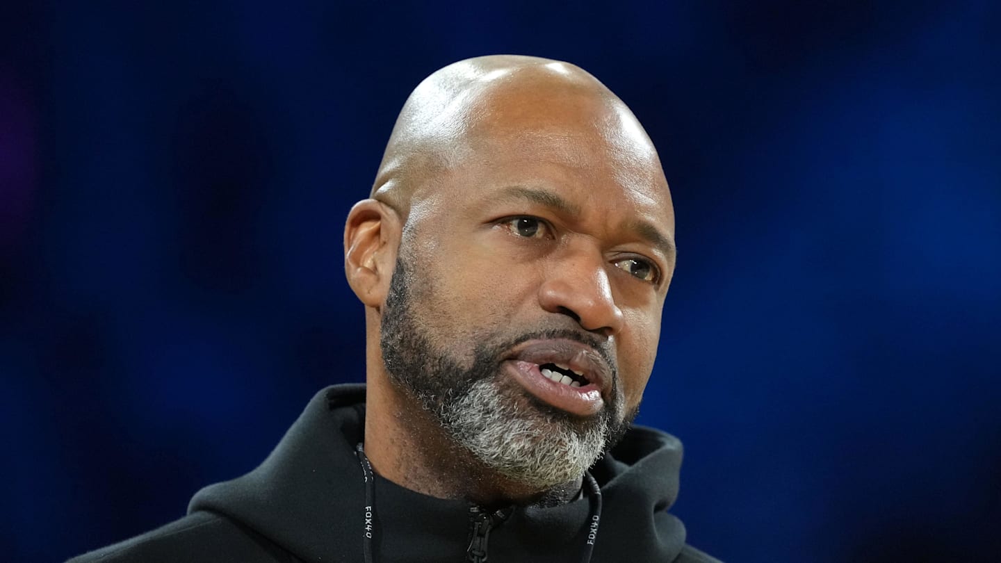 Magic starter gets hurt, heads to locker room vs. Sixers