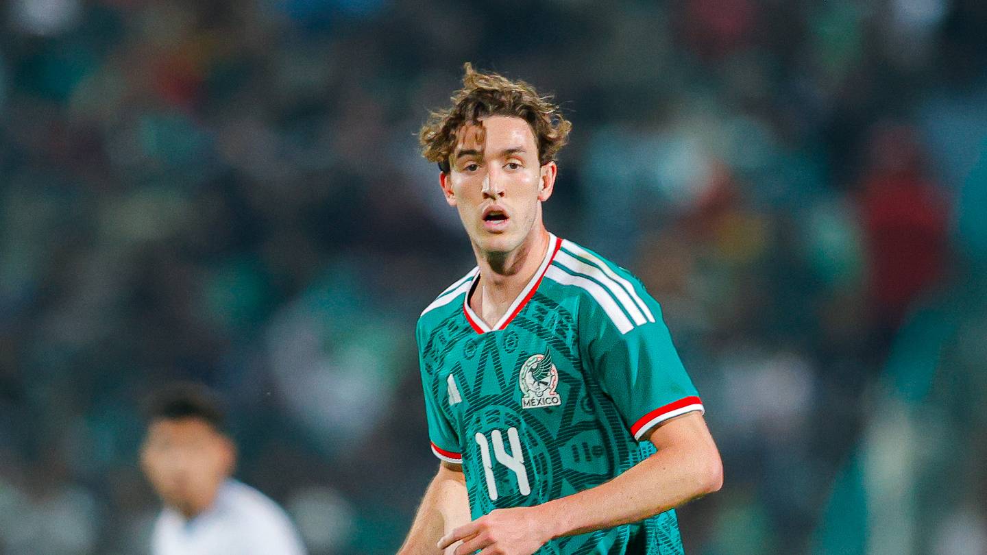 Mexico Star Midfielder Still Set on World Cup Despite Tearing ACL—Report