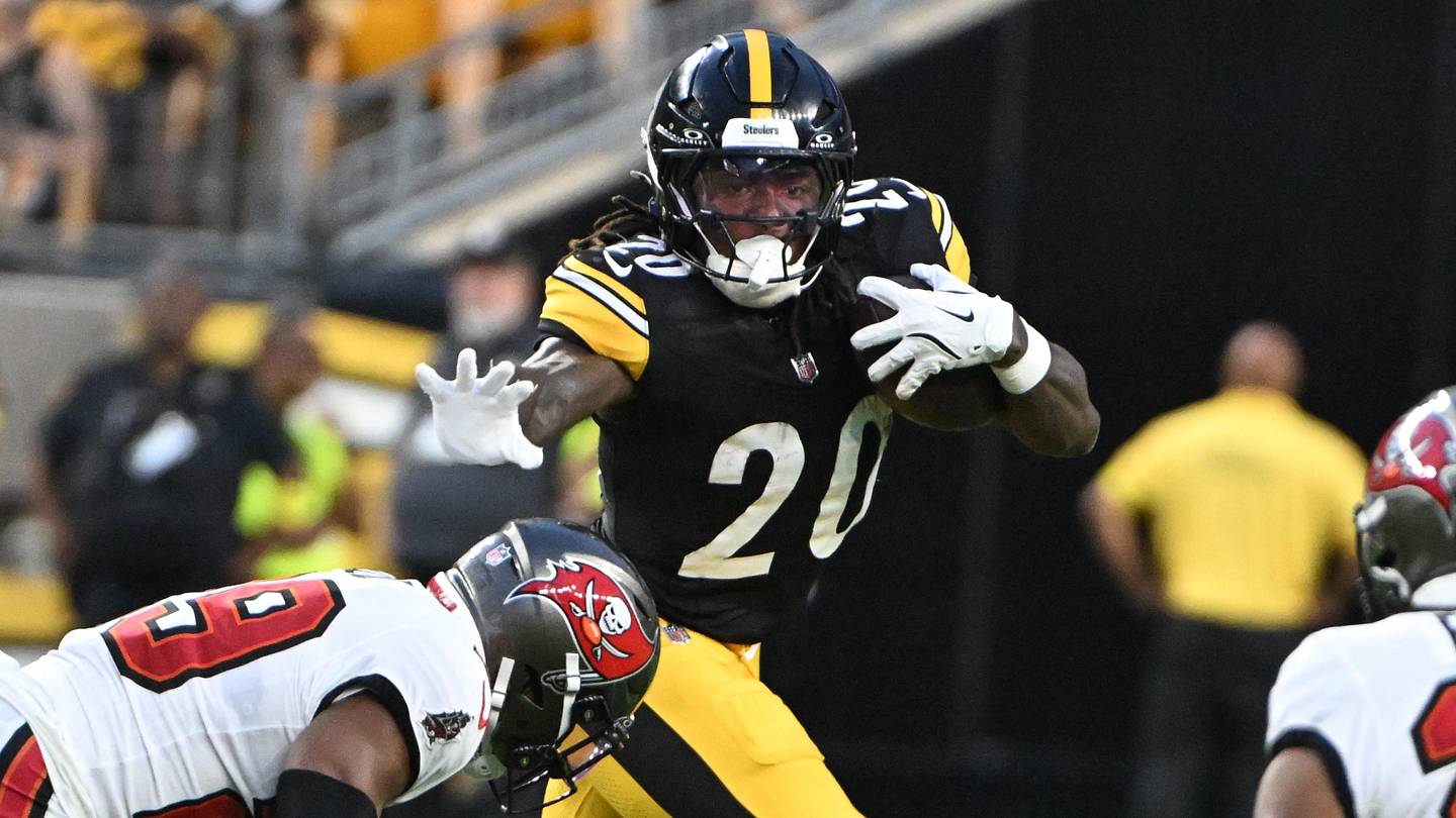 Steelers Fall to Buccaneers Despite Two Key Names Shining