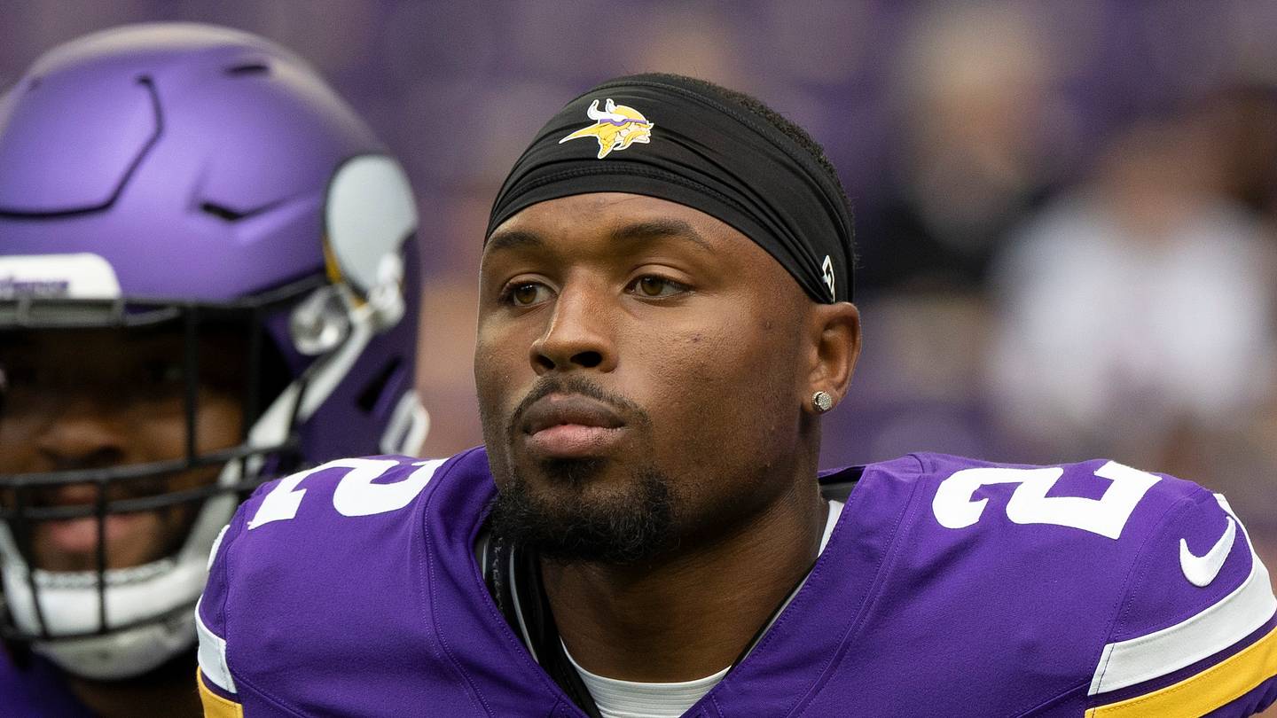 Eagles fans beg new Viking ‘demand a trade’ after Week 1 struggles vs ...