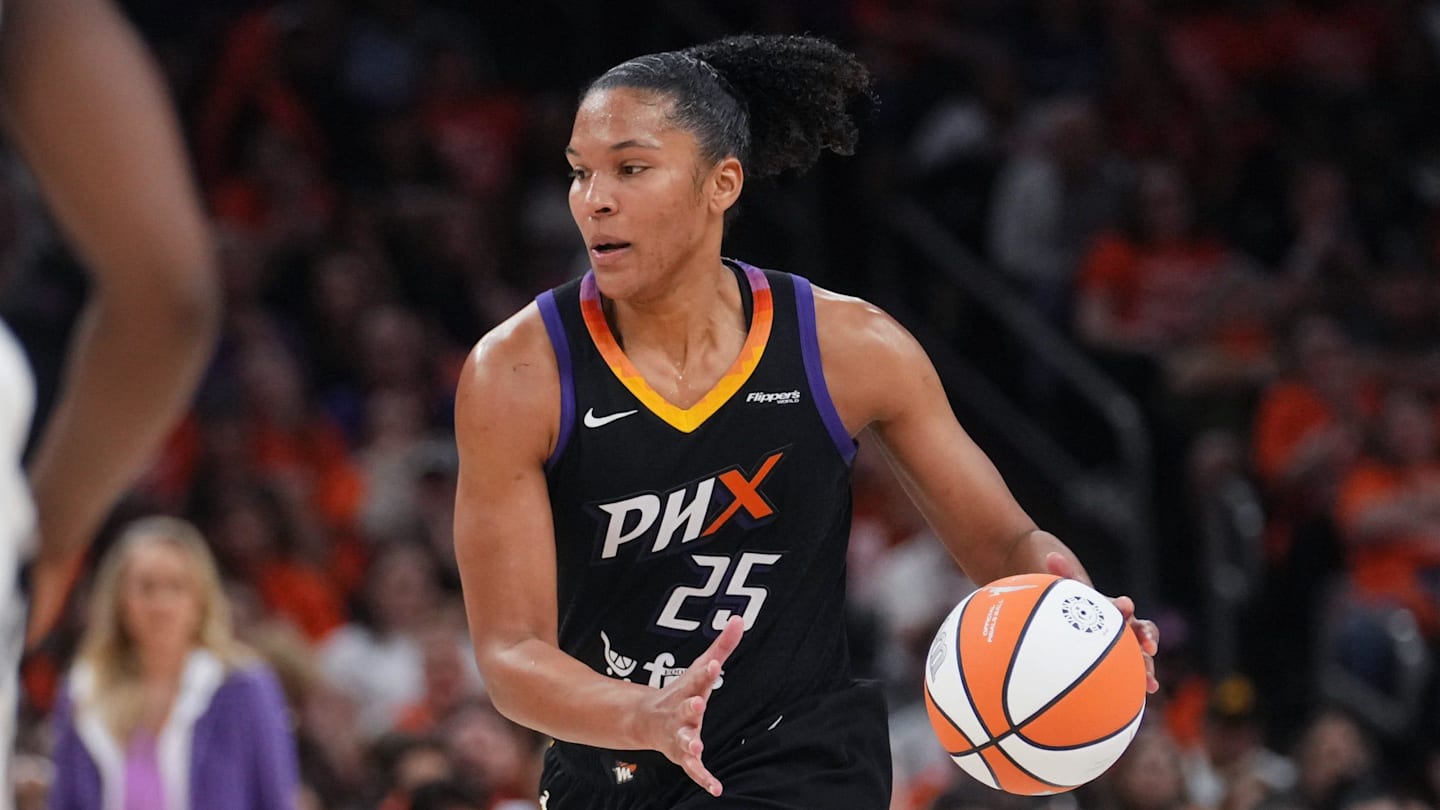 Alyssa Thomas Remains in Game 4 of WNBA Finals Despite Painful-Looking ...