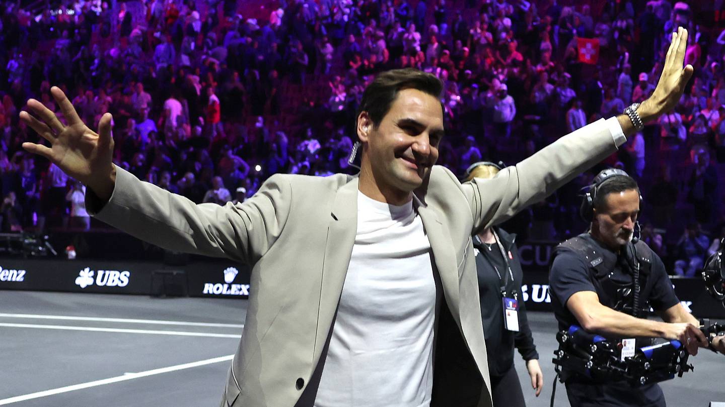 Roger Federer hits the slopes with a famous ski partner