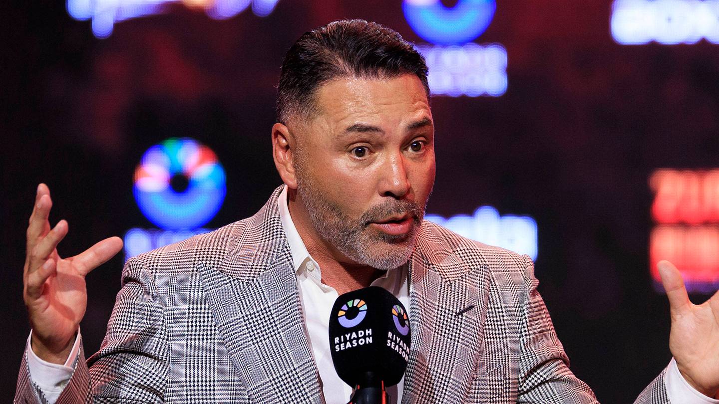 Oscar De La Hoya Digs Up Canelo Alvarez Dirt With 1-Word Diss