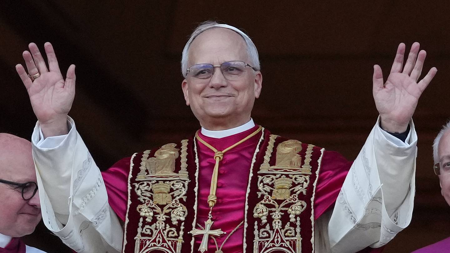 Viral video shows White Sox fan Pope Leo XIV in the crowd at 2005 World ...