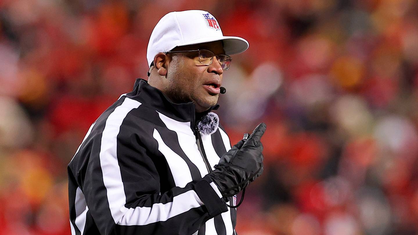 Who are the announcers and referees for Texans vs. Patriots today?