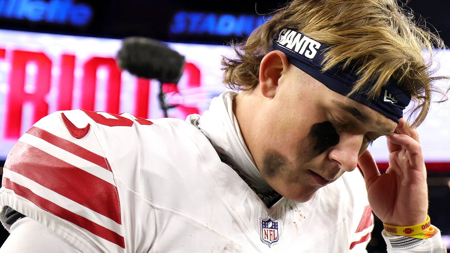 Jaxson Dart gets blunt wake-up call from Patriots defender after ...