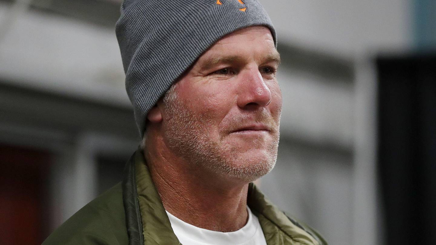 Brett Favre Makes Feelings About Deion Sanders' NFL Career Clear