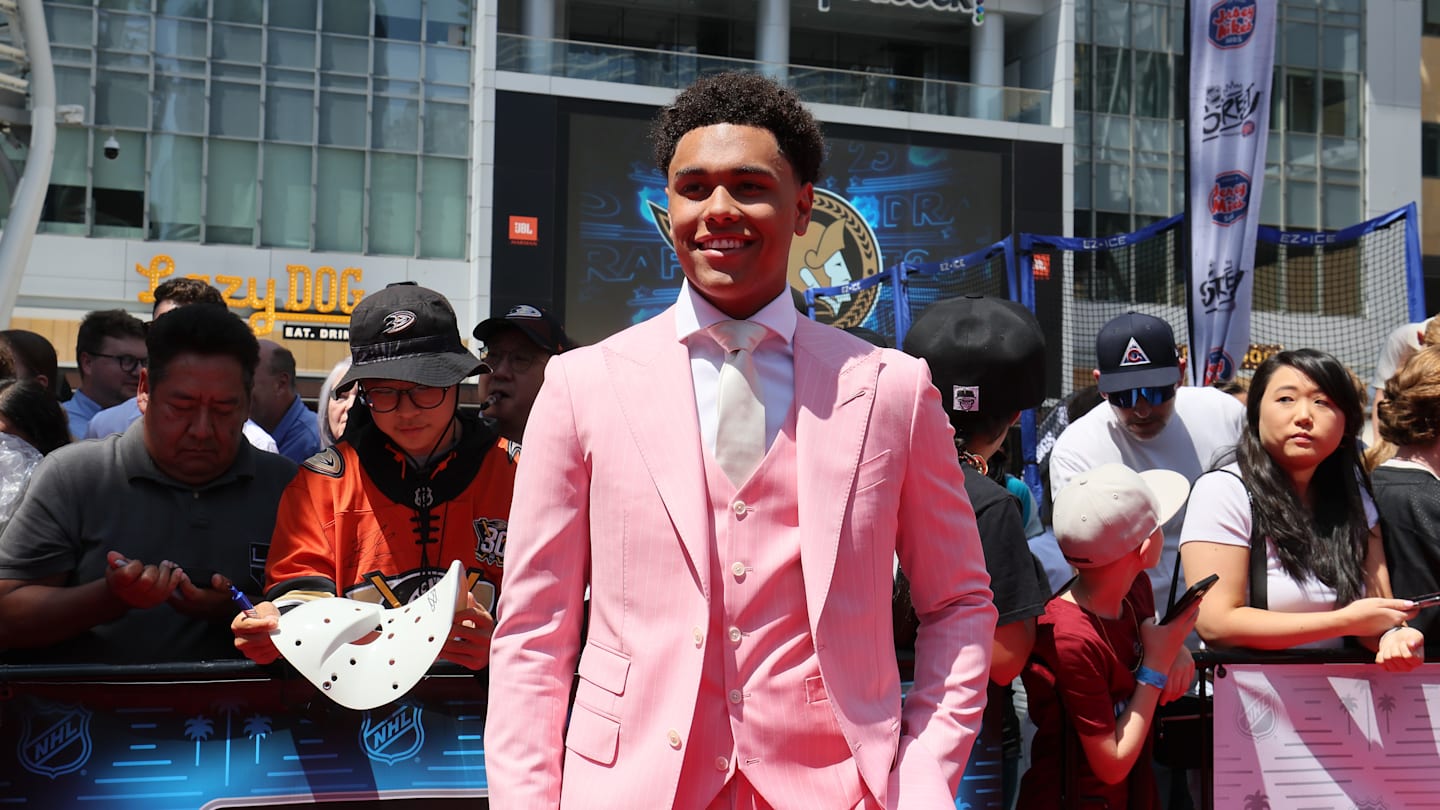 NY Islanders add tough two-way talent with D Kashawn Aitcheson at No. 17