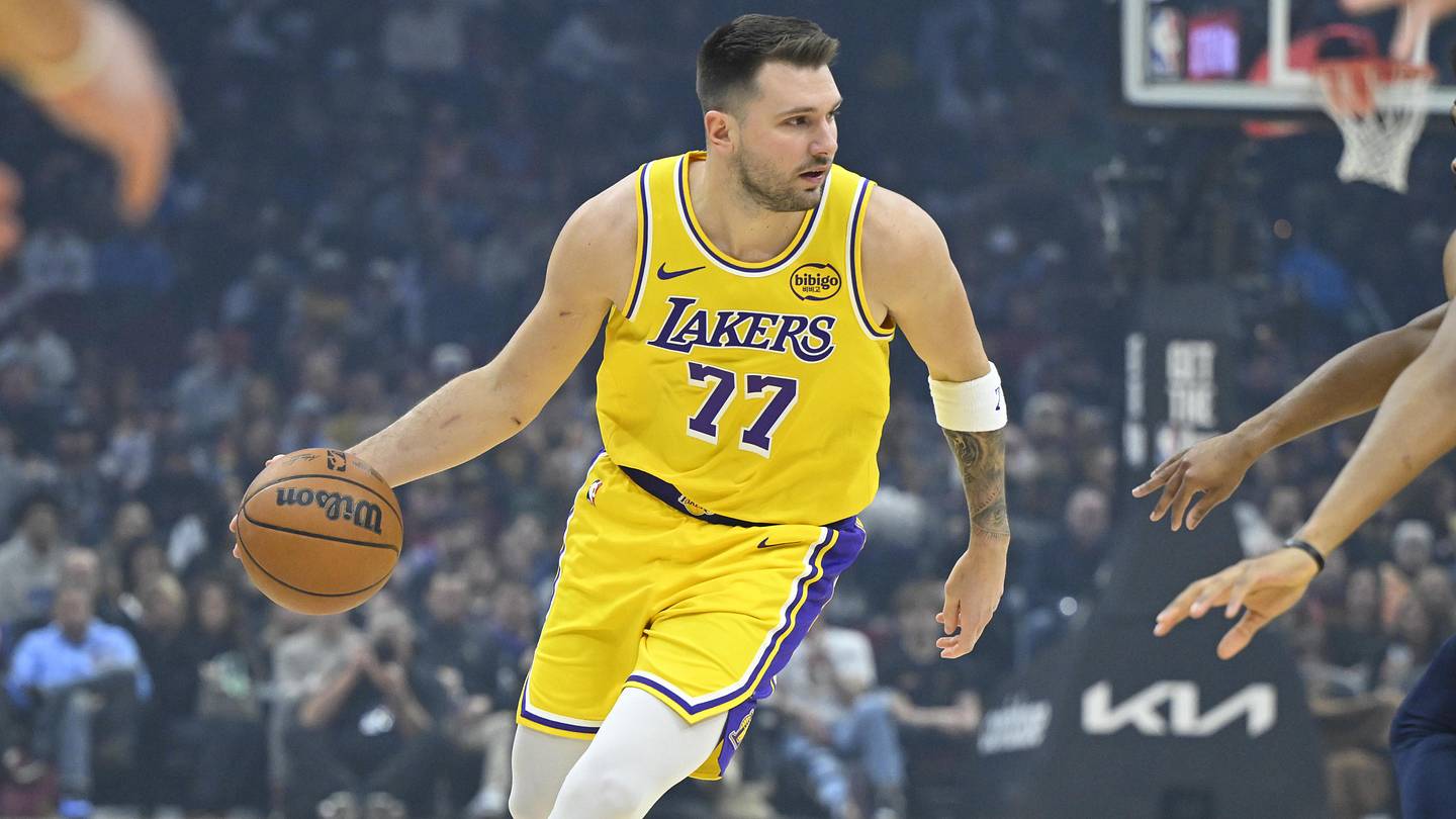 Luka Dončić’s Ankle Tweak Sparks Concerns About Cavaliers’ Raised Court