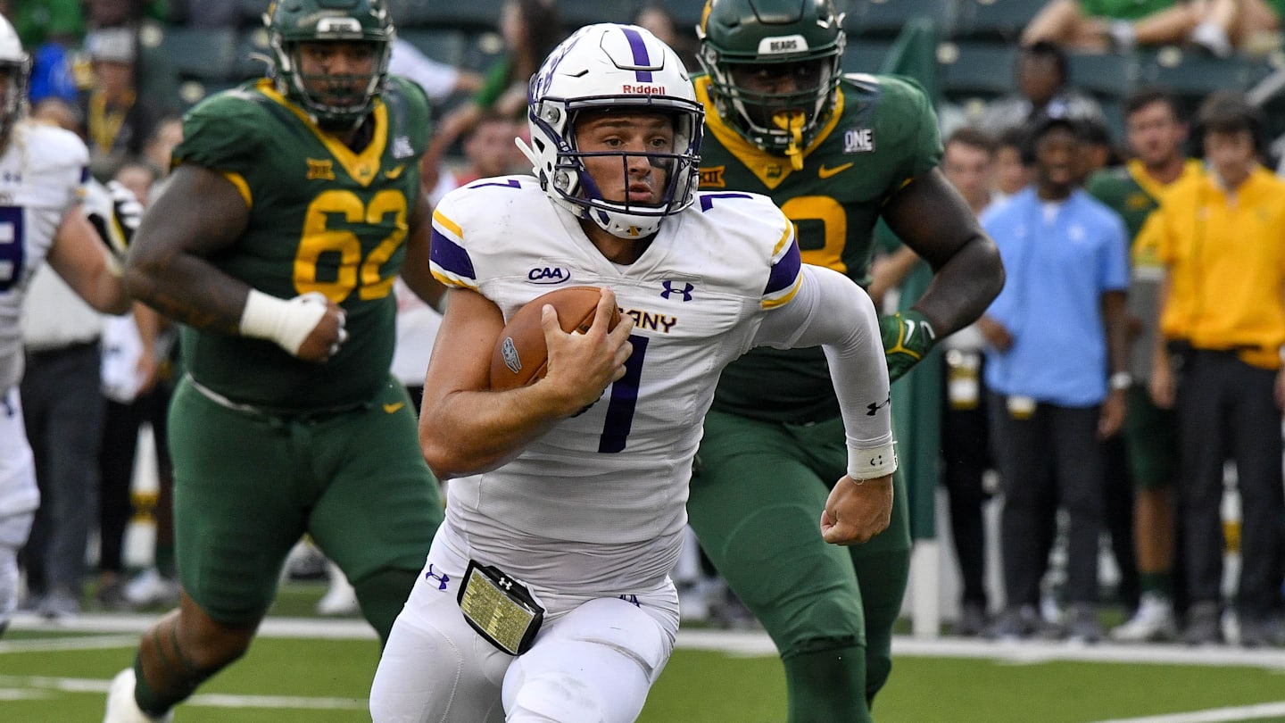 College football quarterback with 6,600 career passing yards enters ...