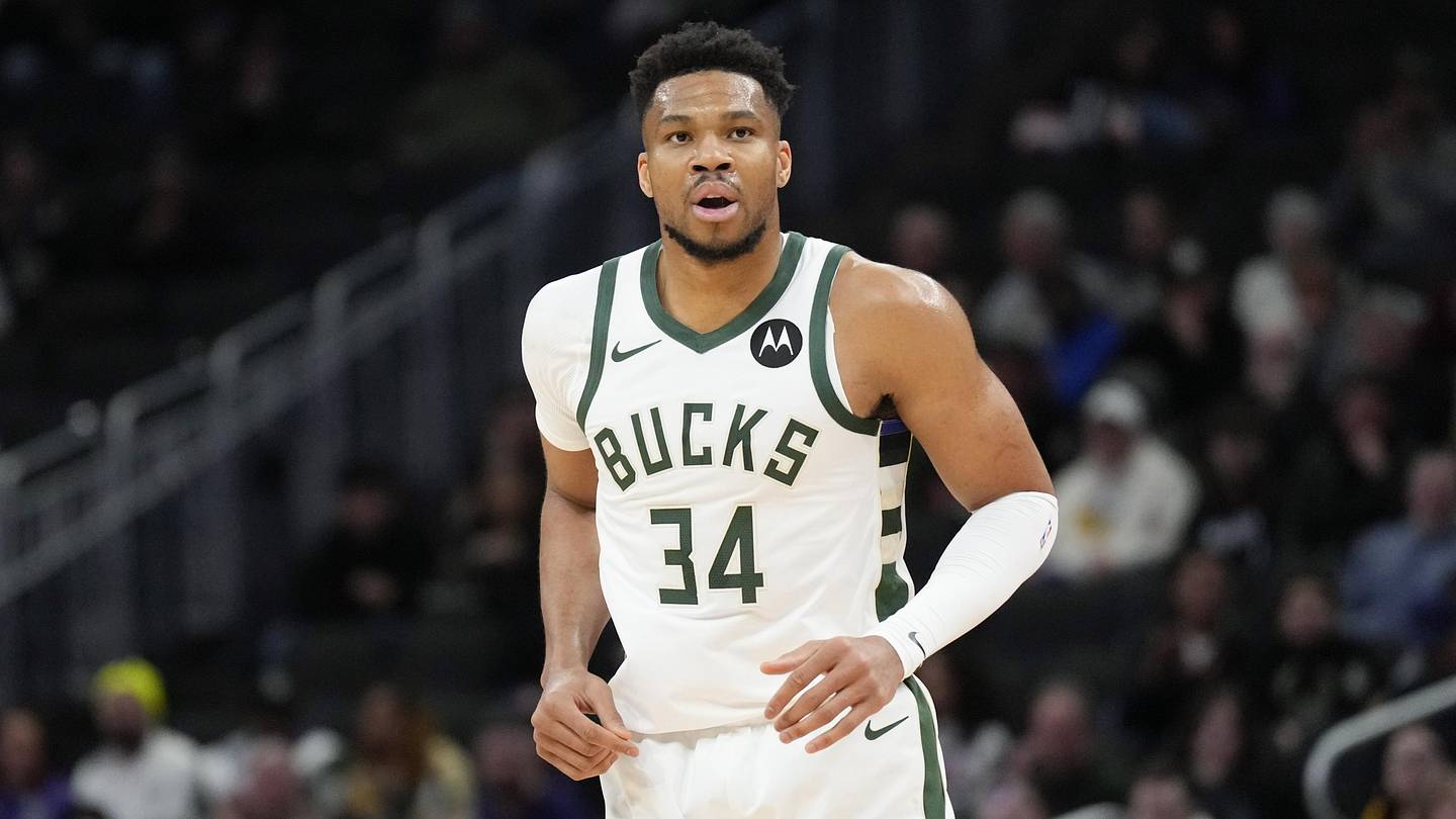 Swirling Bucks rumors hint at timeline for Giannis Antetokounmpo trade