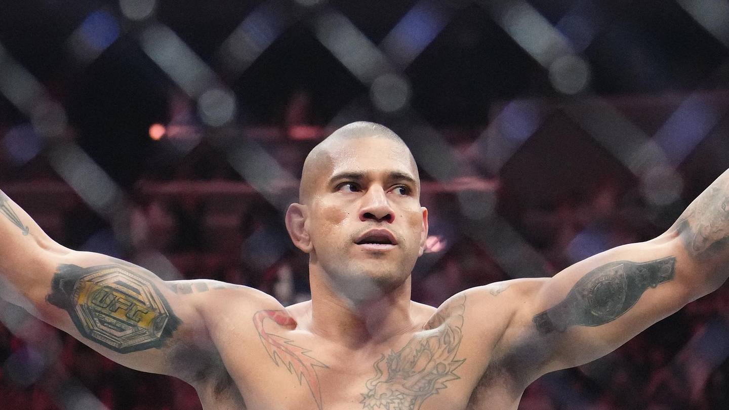 Alex Pereira reveals he suffered brutal injury during UFC 320 fight