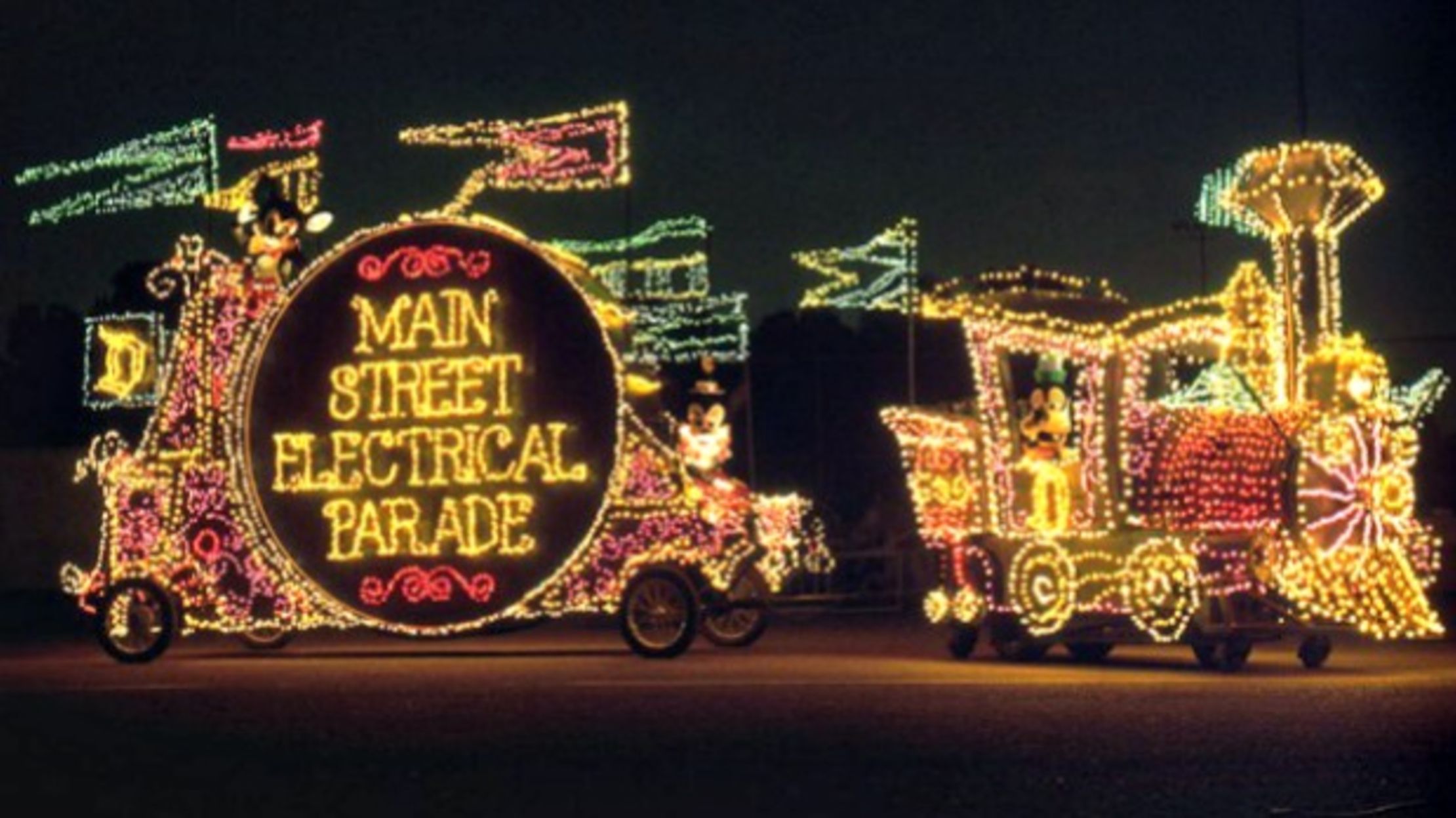 5 Electrifying Facts About Disney's Main Street Electrical Parade ...