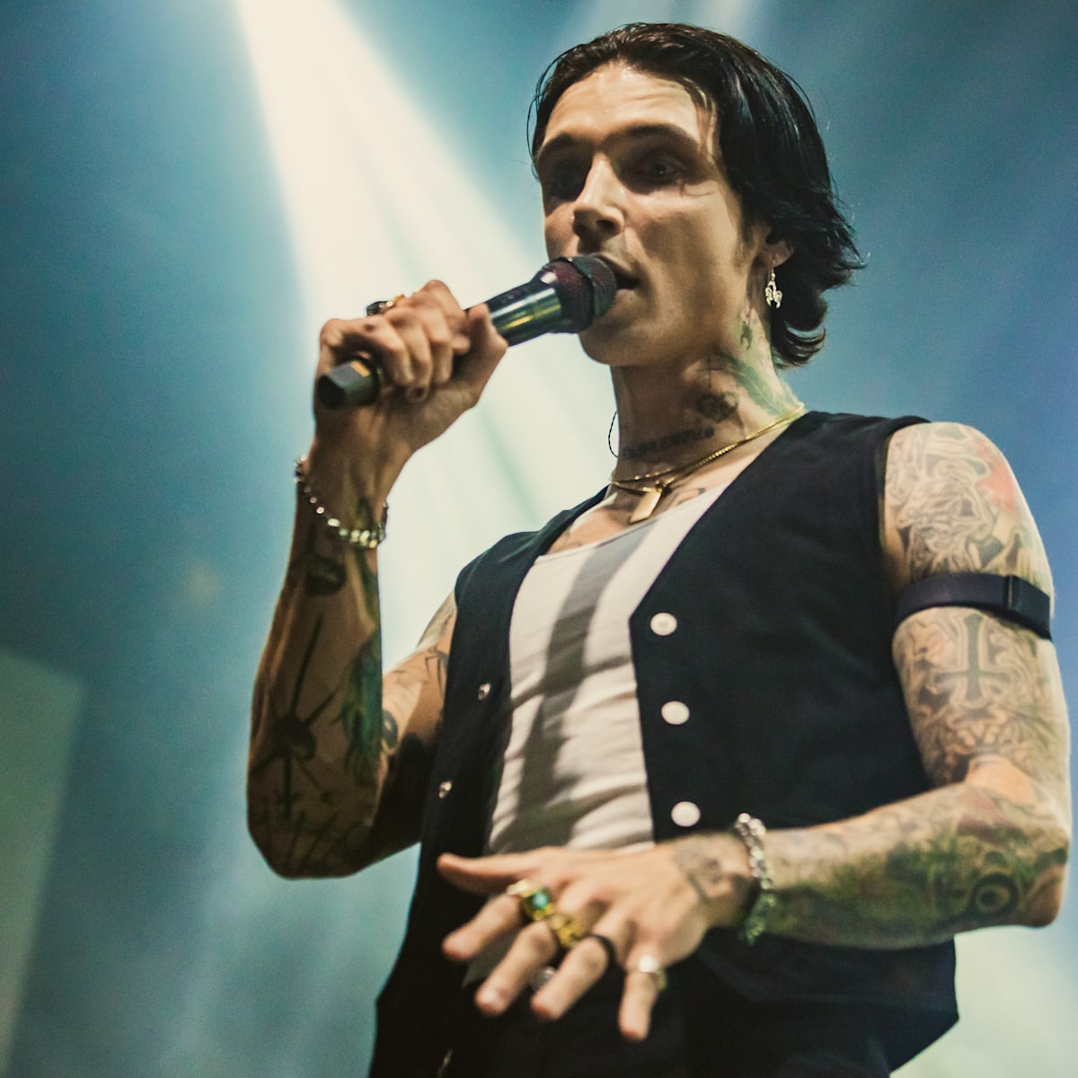 andy biersack singing