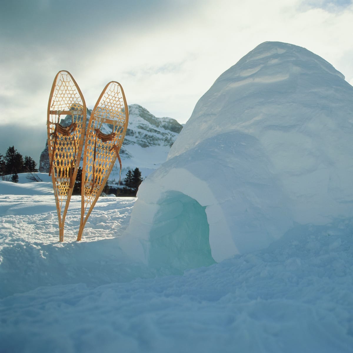 how cold is it inside an igloo