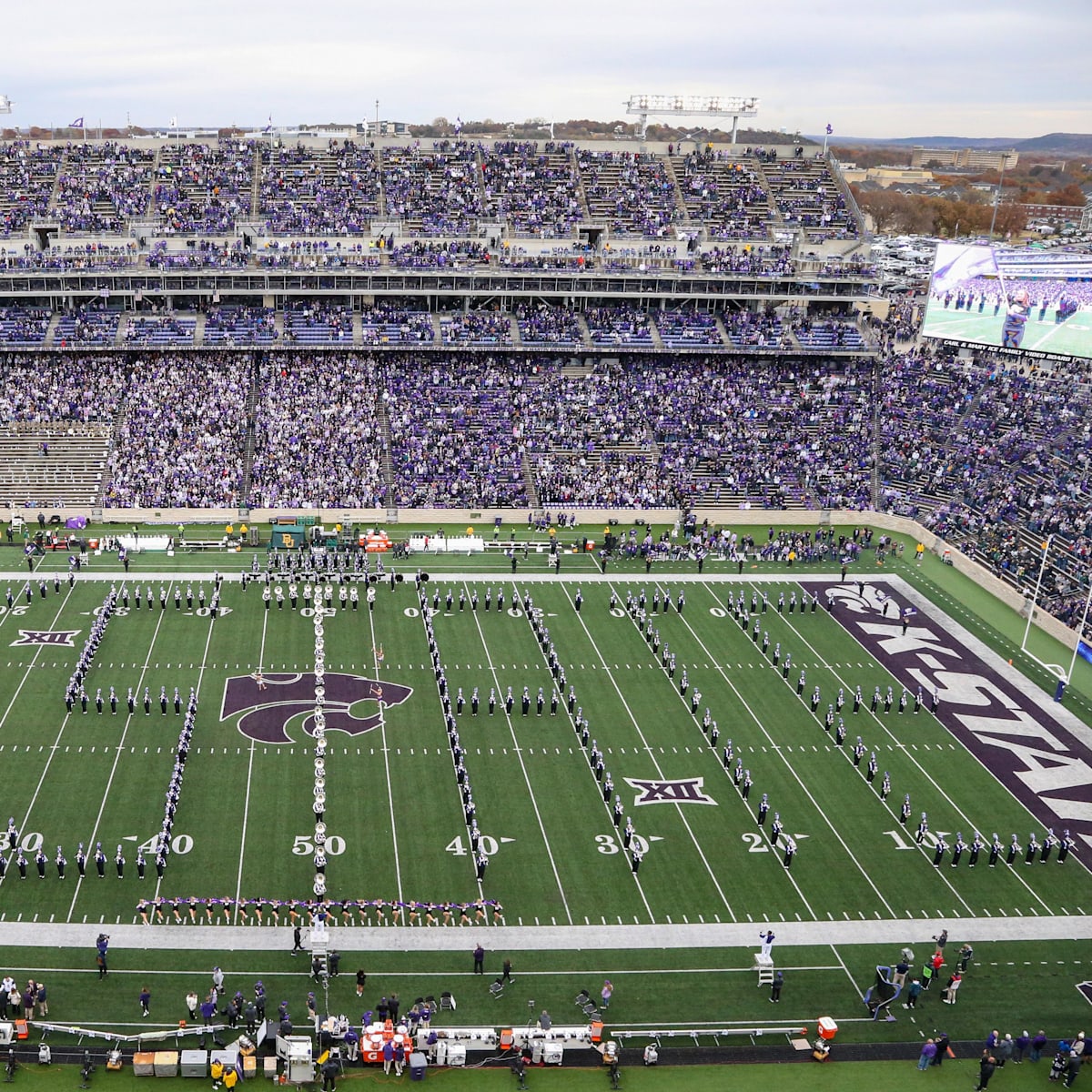 bill snyder stadium capacity
