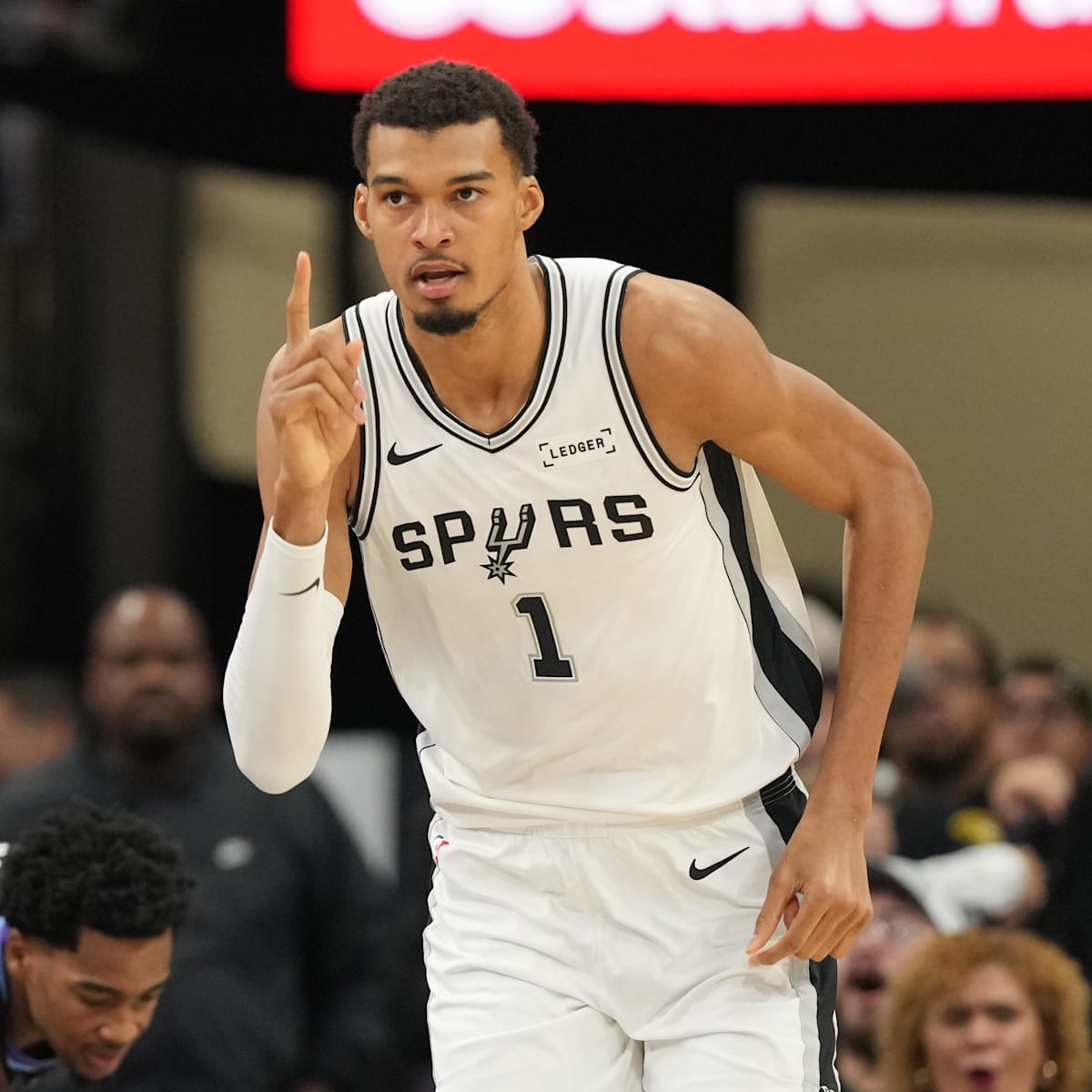 shaq hand comparison