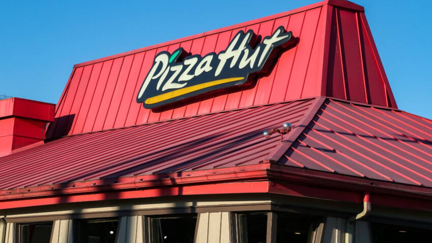 Pizza Hut and Airrack made the world’s largest pizza