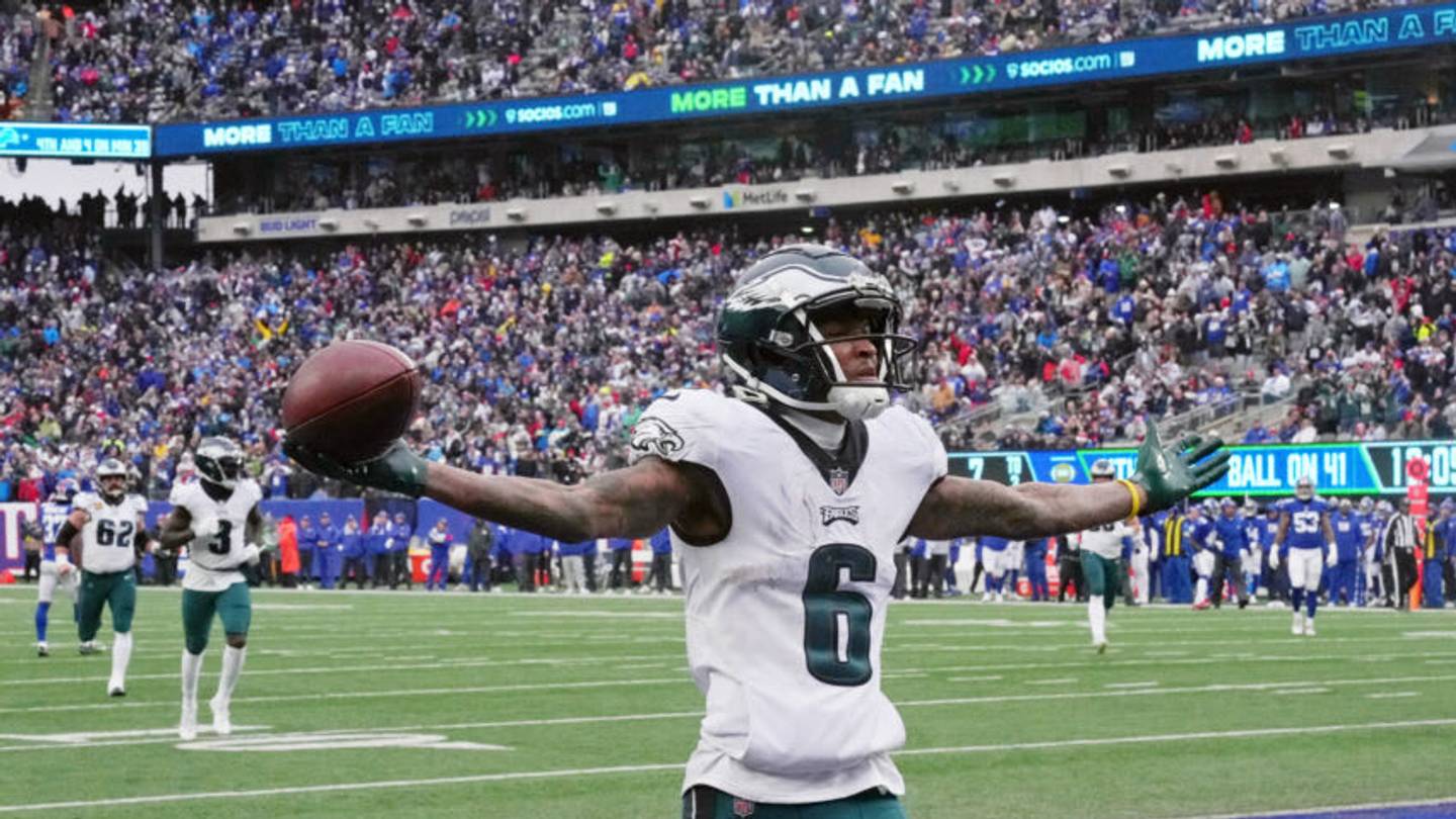 NFL Twitter lost its mind over DeVonta Smith’s playoff pregame outfit