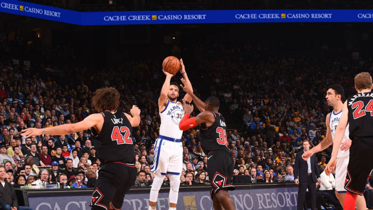 How does Stephen Curry continue to get wide open 3-pointers?