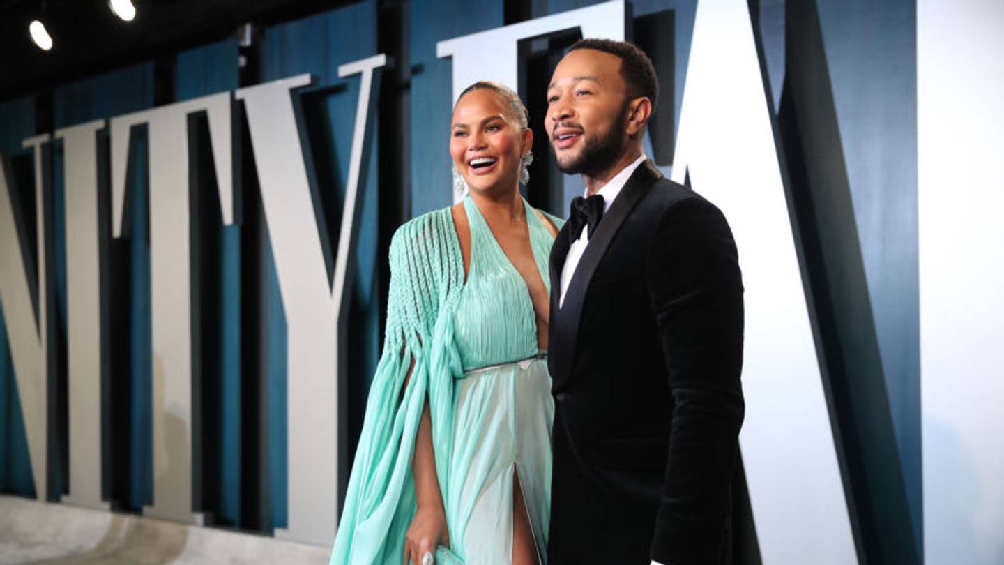 Chrissy Teigen returns to Twitter after three week hiatus