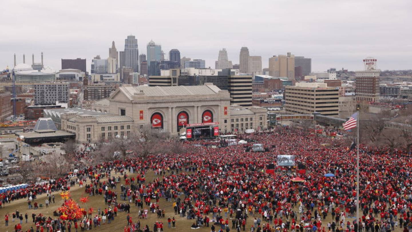 Twitter captures some of Chiefs Super Bowl parade’s best moments