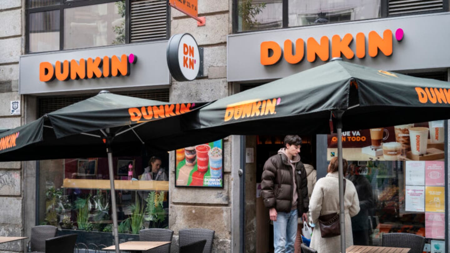 Is Dunkin open on Christmas Eve? (2022)