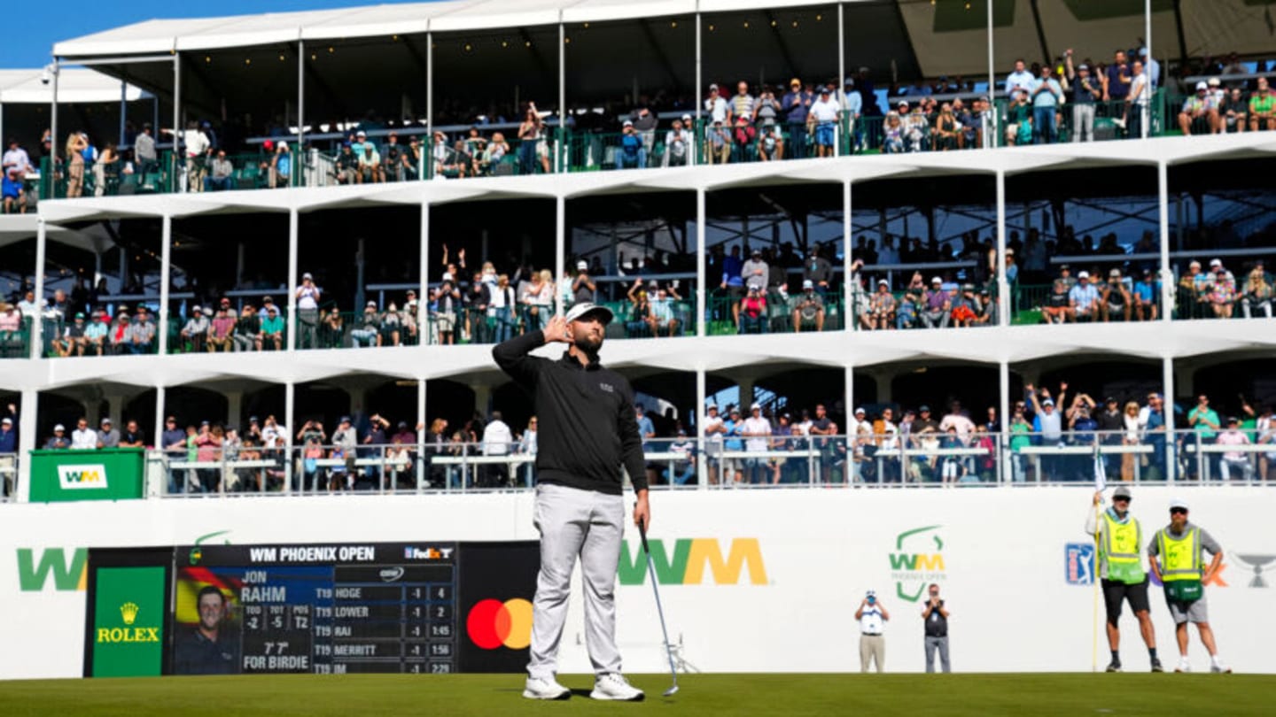 Streaker takes WM Phoenix Open party onto 16th green (Video)