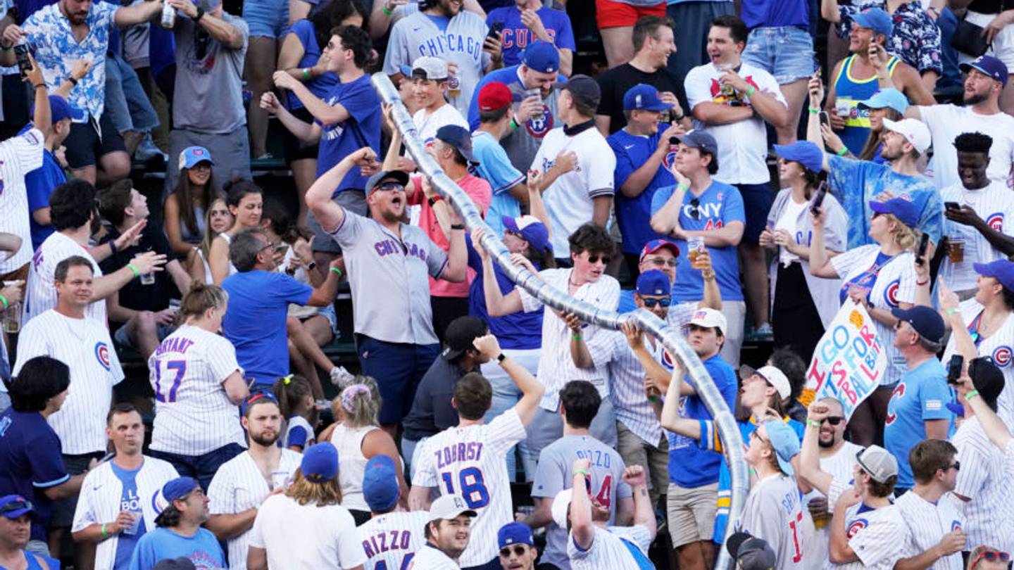 This beer snake at the Cubs game is absolutely incredible (Video)