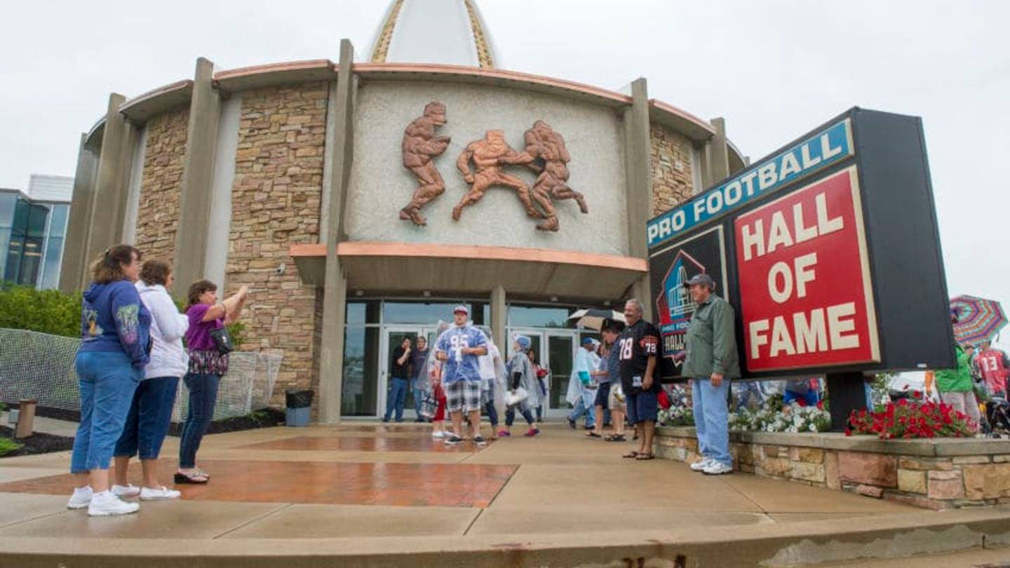 Philadelphia Eagles rookies visit Pro Football Hall of Fame