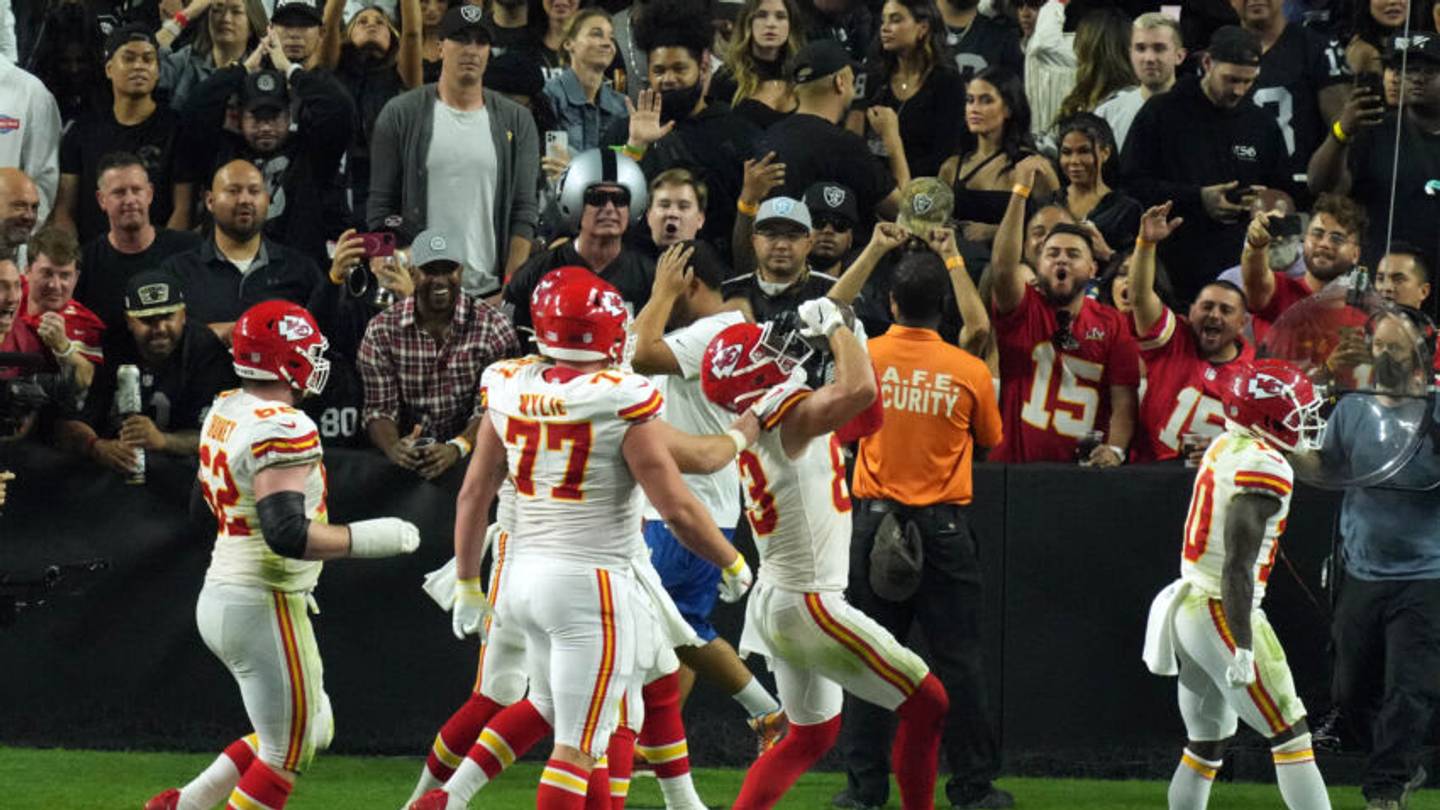Chiefs rookie TE shotguns football to celebrate first NFL touchdown (Video)