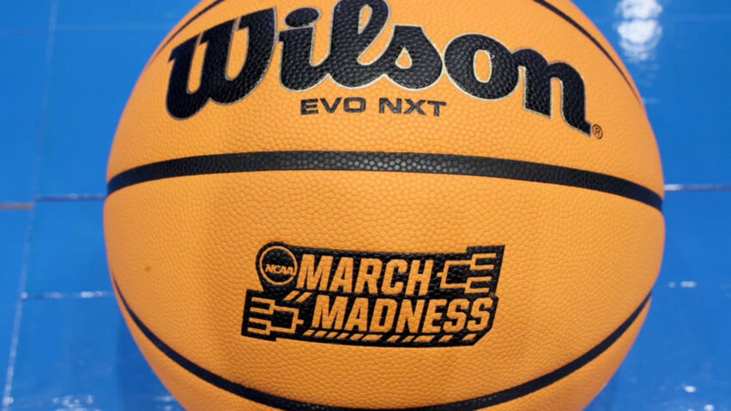 Is college basketball quarters or halves? Halftime length, half length ...