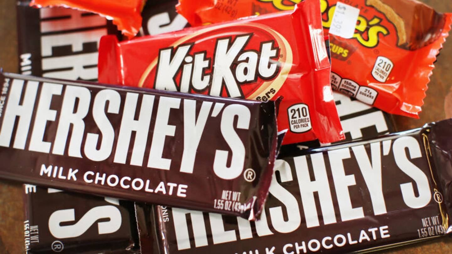 What are the top 10 most popular chocolate bars in the U.S.?