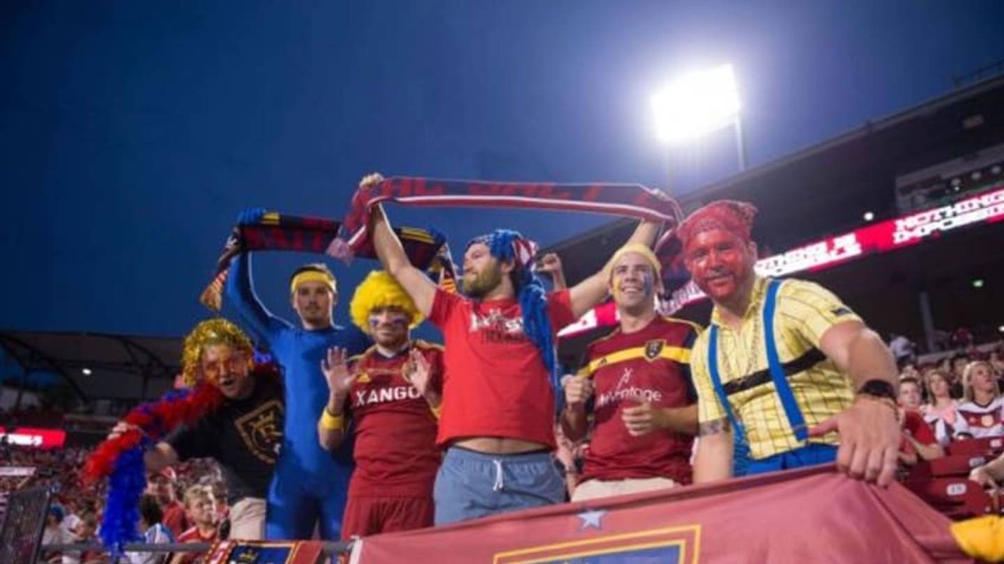 5 dumb sports fan behaviors that need to stop