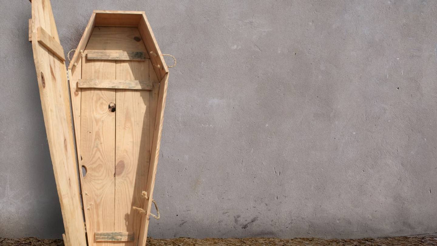 Six Flags's 30-Hour Couples Coffin Challenge Is the Ultimate ...
