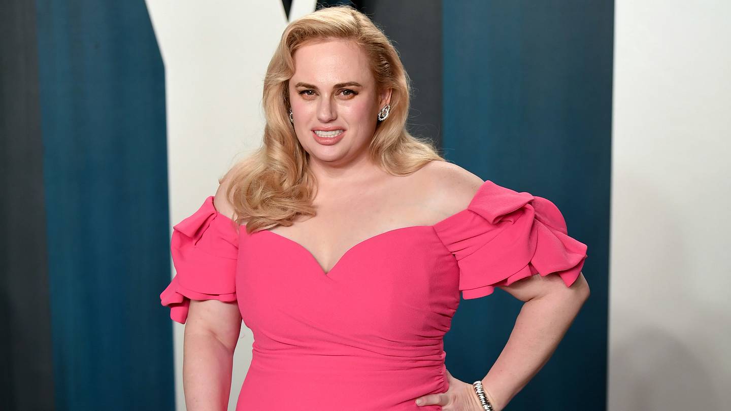Rebel Wilson looks sensational in cheerleading uniform!