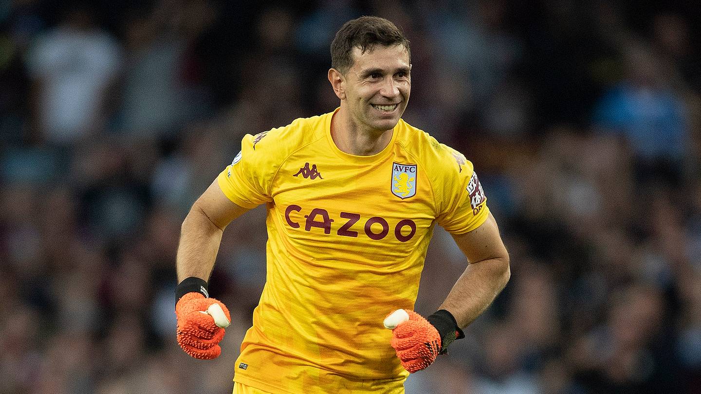 Dibu Martínez, Figura y Showman ante el Manchester United