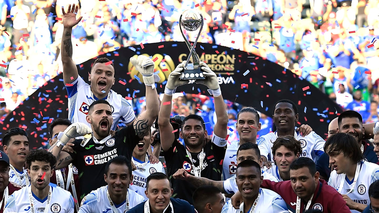 Tras 47 años, Cruz Azul se hace del Campeón de Campeones