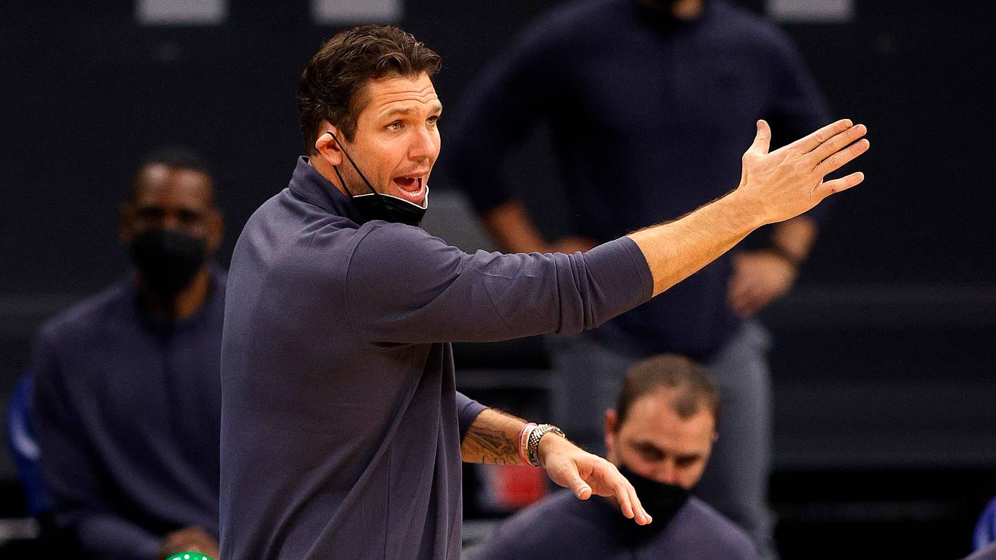 The Kings need to part ways with Luke Walton as soon as possible