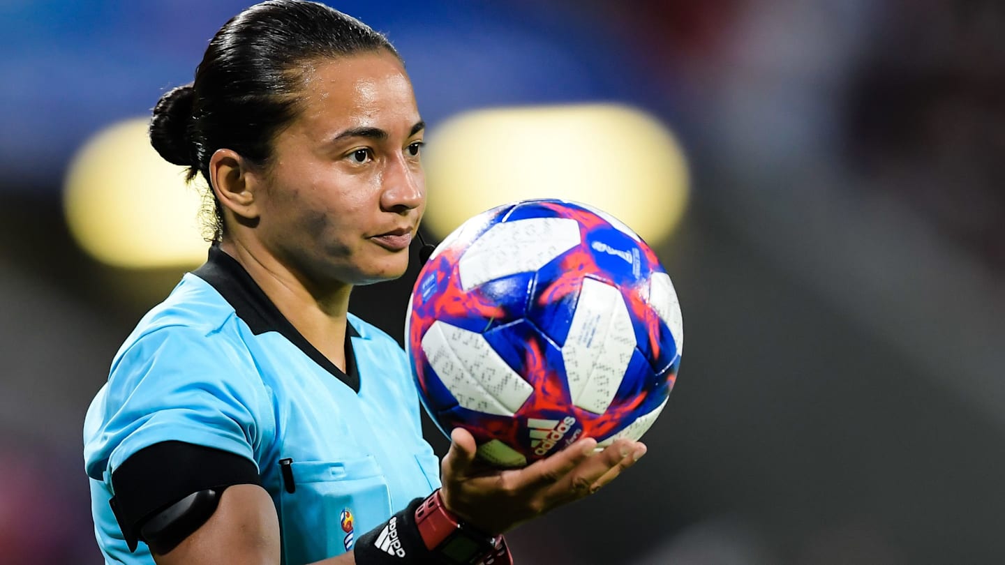 Histórico! Árbitra e auxiliar brasileiras estão escaladas para duelo do ...