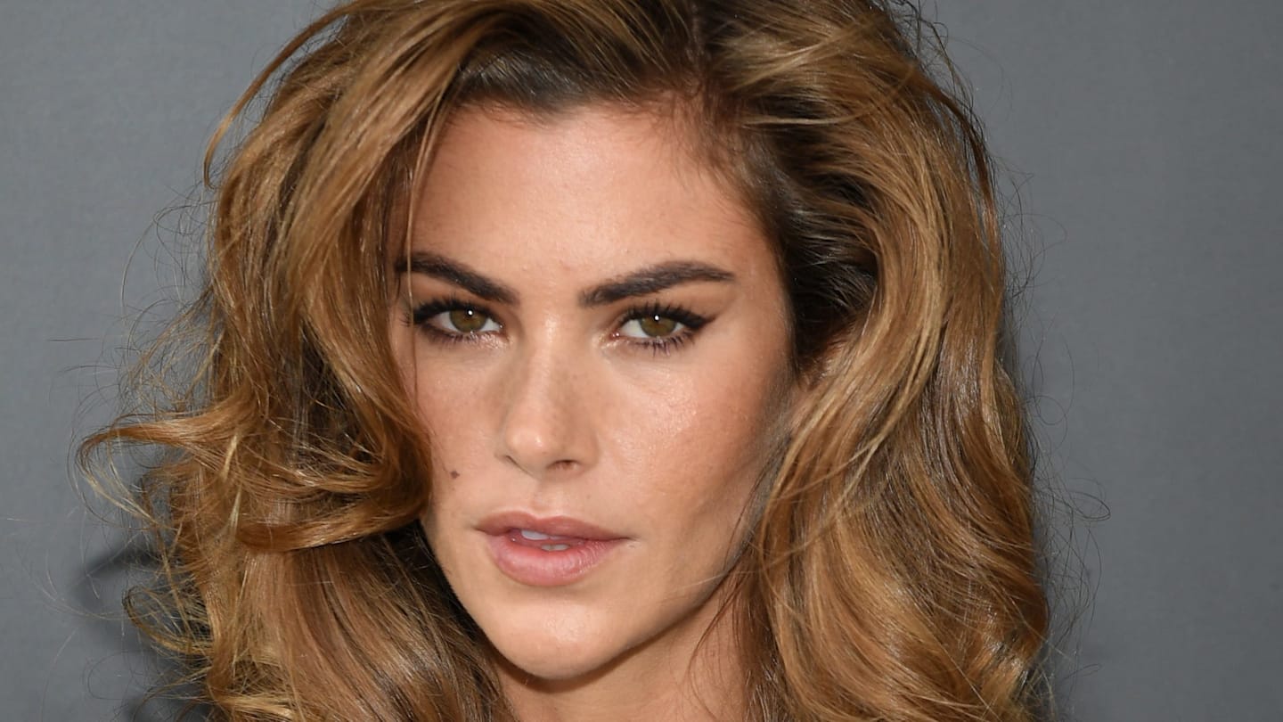 Clara Berry flashed baby bump while sporting neon Flexipark