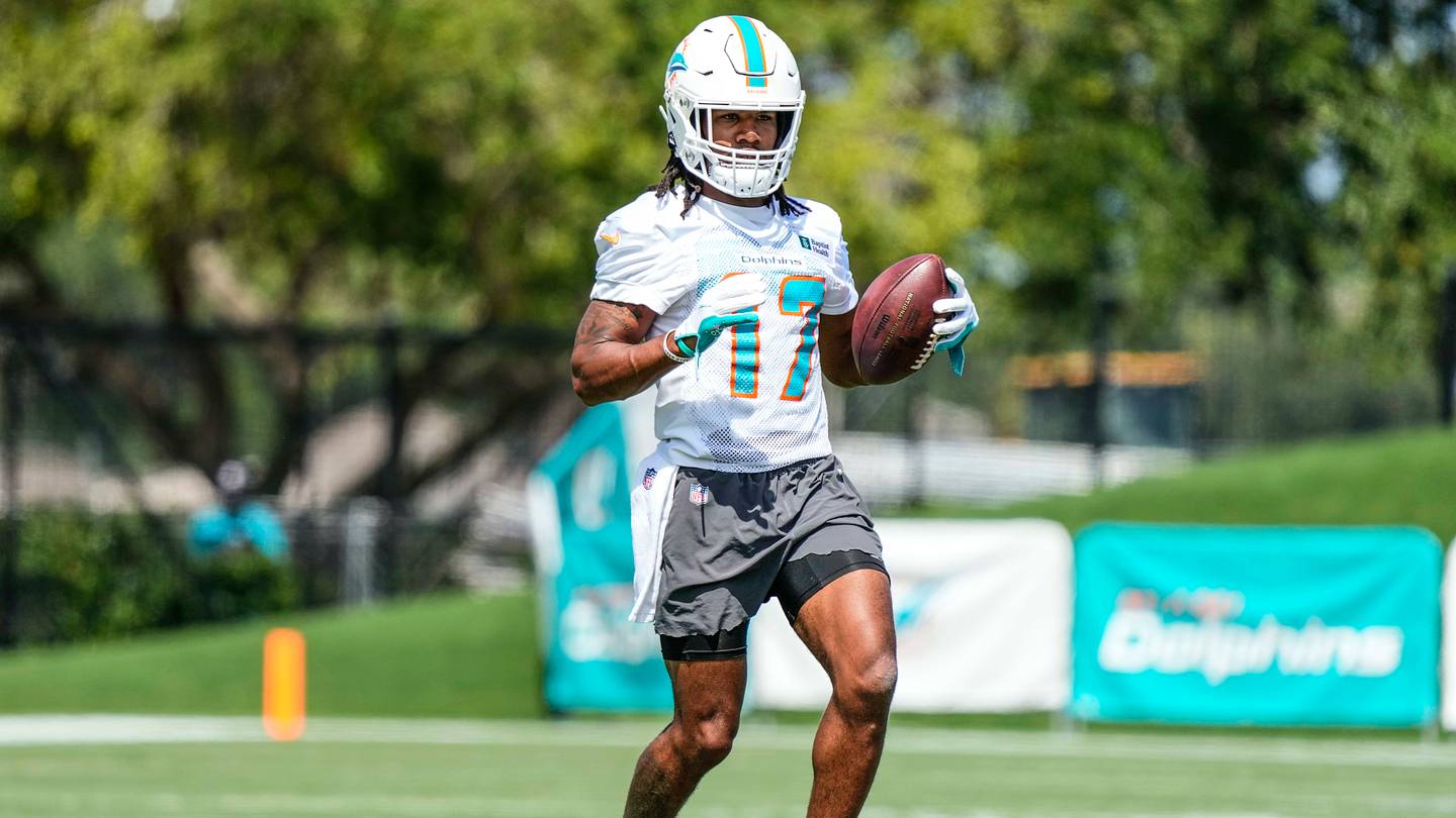 Jaylen Waddle Thriving in Surprising Role at Dolphins Training Camp ...