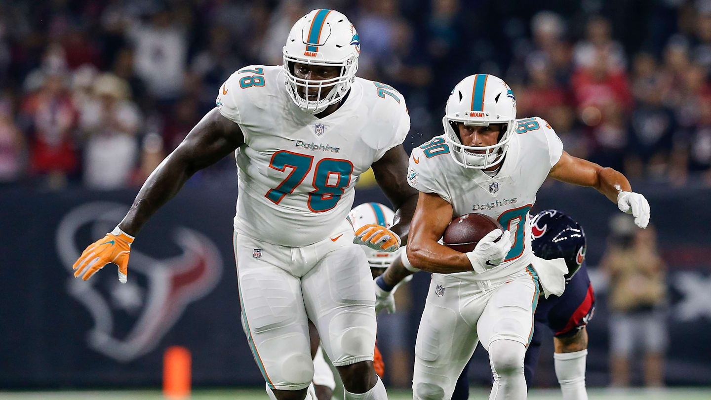 Dolphins Locker Room Could Reportedly Descend Into Chaos if They Trade ...