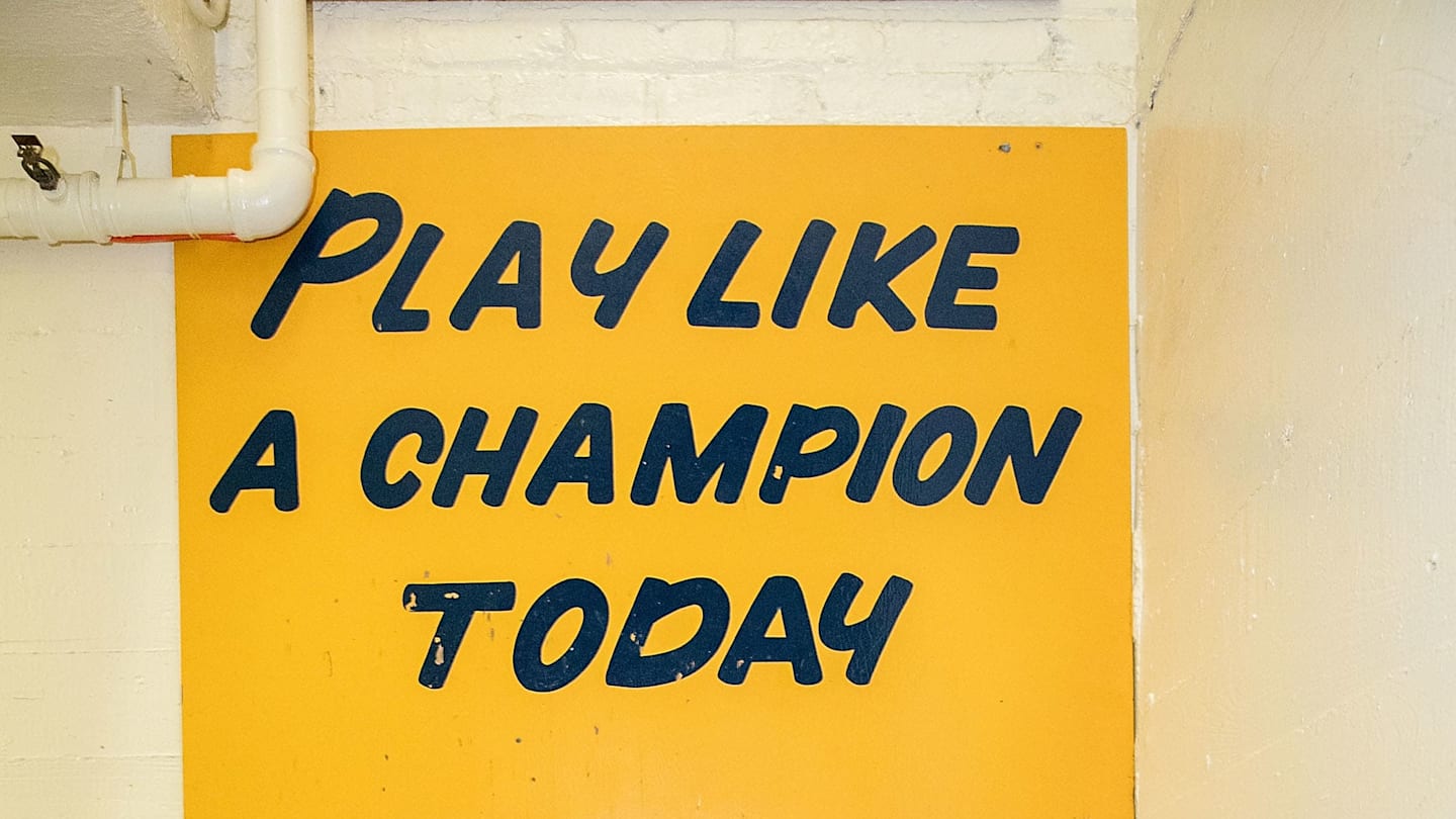 Notre Dame's Iconic 'Play Like a Champion Today' Sign Hilariously ...