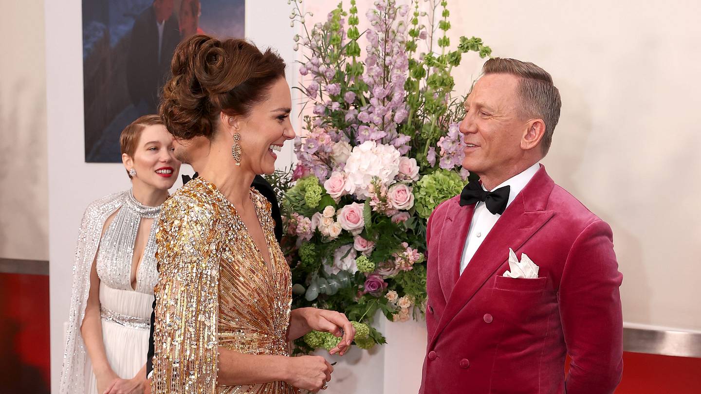 Kate Middleton meets Daniel Craig at the James Bond premiere