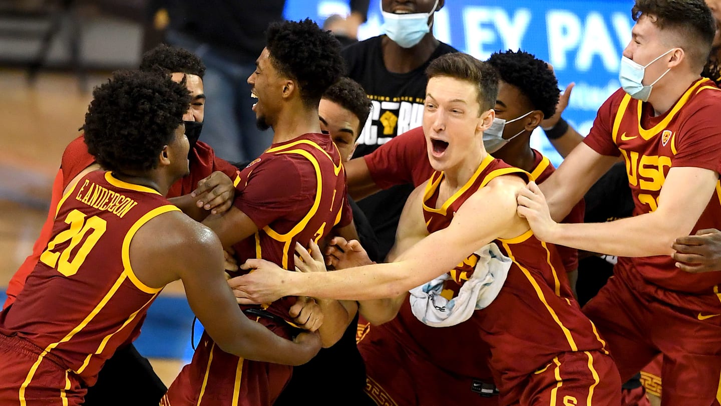USC basketball celebrates running LA after Tahj Eaddy's UCLA game-winner