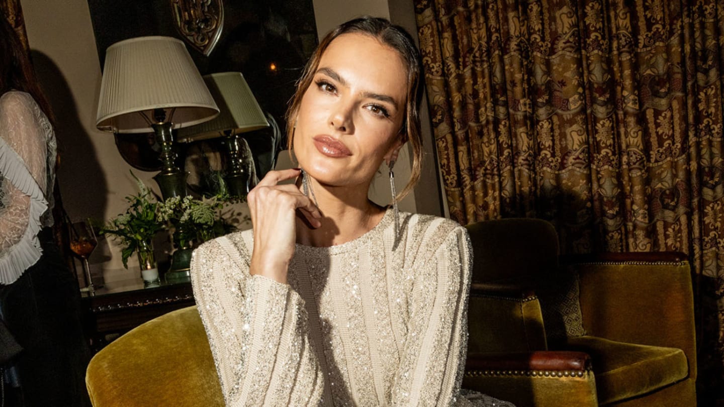 Alessandra Ambrosio Is a Beach Bikini Vision, Flaunts Legs for Days in ...