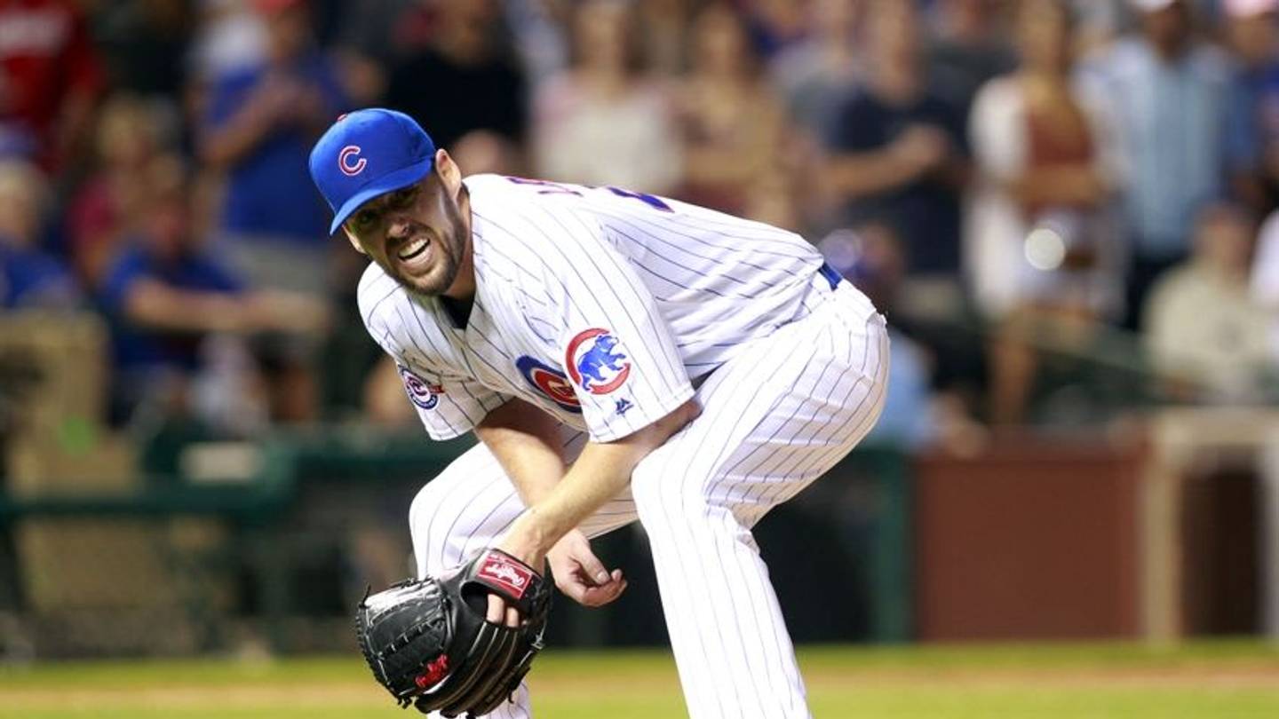 Chicago Cubs News: Lackey exits Sunday's game with shoulder stiffness